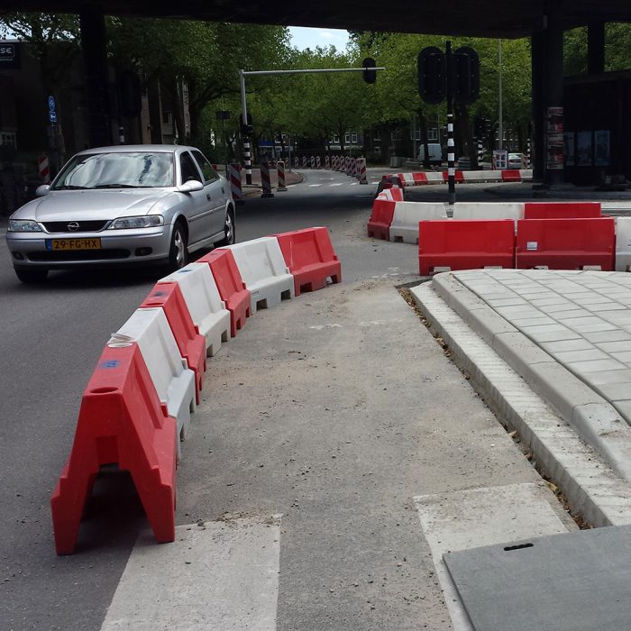 Kunststof verkeersbarrier wit/rood - Atheco Verhuur