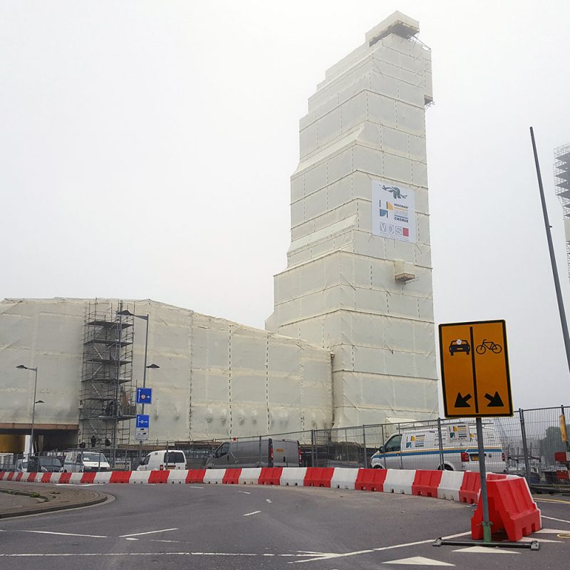Kunststof verkeersbarrier rood/wit - Atheco Verhuur
